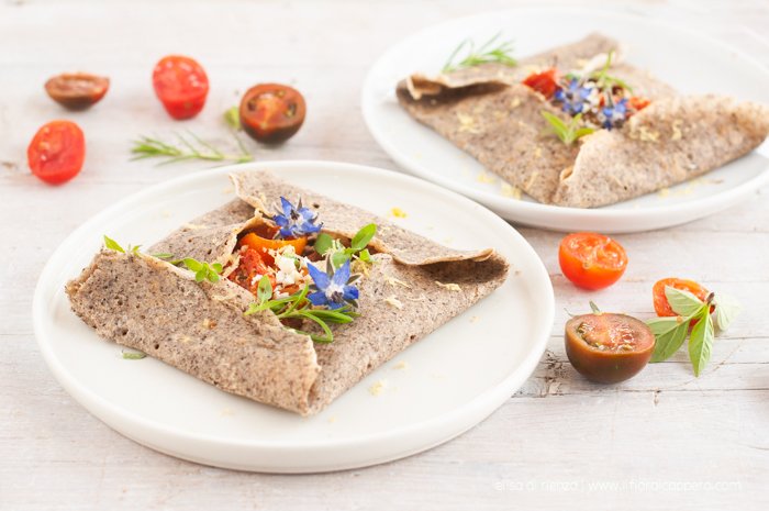 Galette bretonne, la crêpe francese di grano saraceno con pomodori ...
