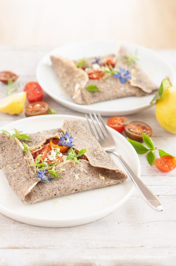 Galette bretonne, la crêpe francese di grano saraceno con pomodori ...